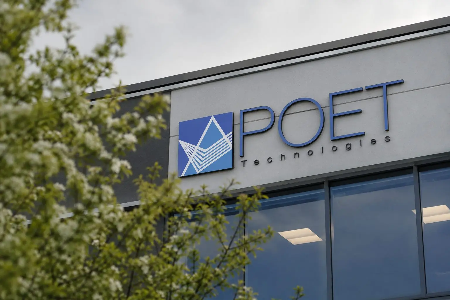 POET Technologies Surges on AI Optics Demand, Legal Cloud Remains | StockTi
